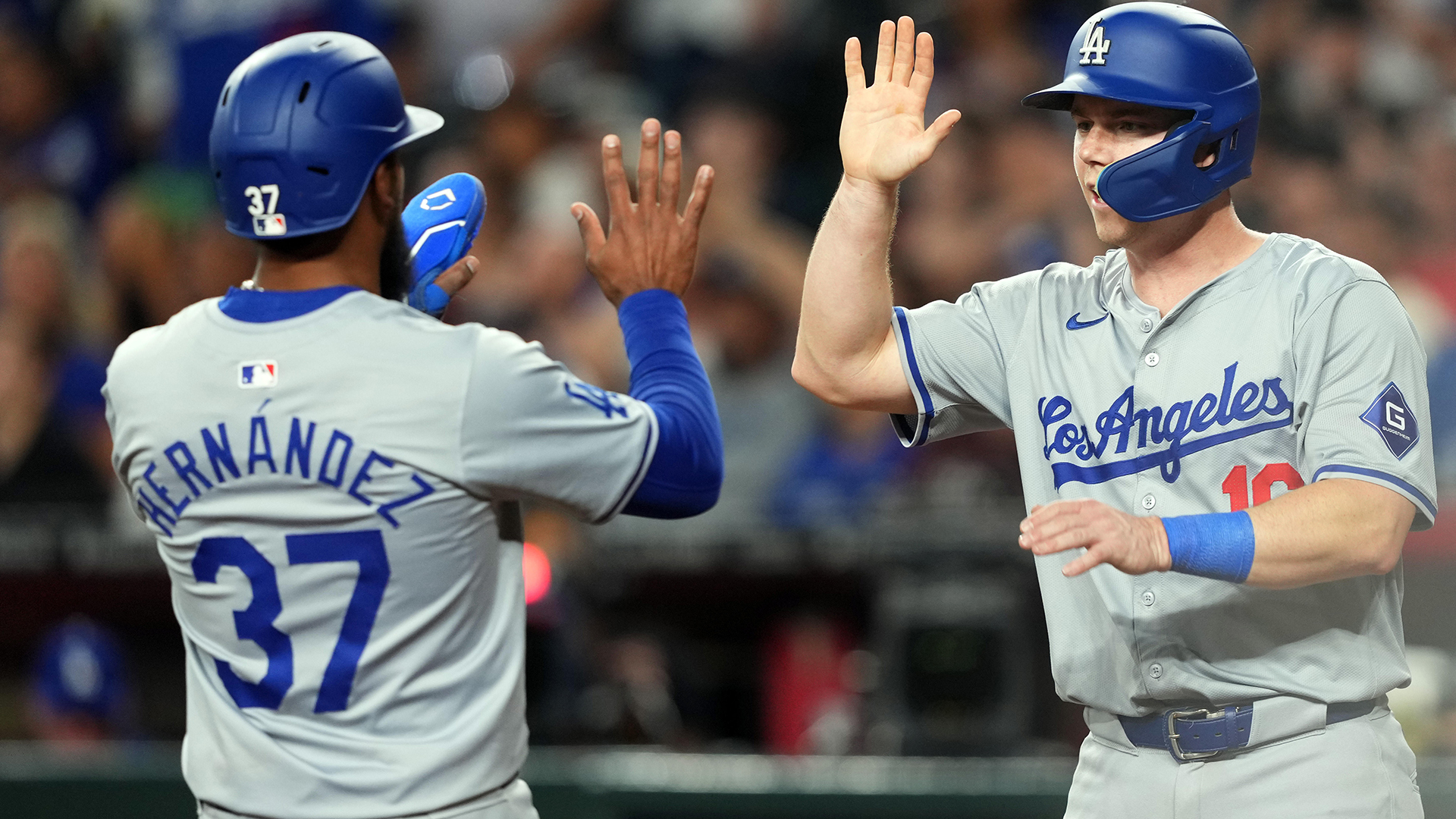 Hernandez, Dodgers power past D-backs 8-4
